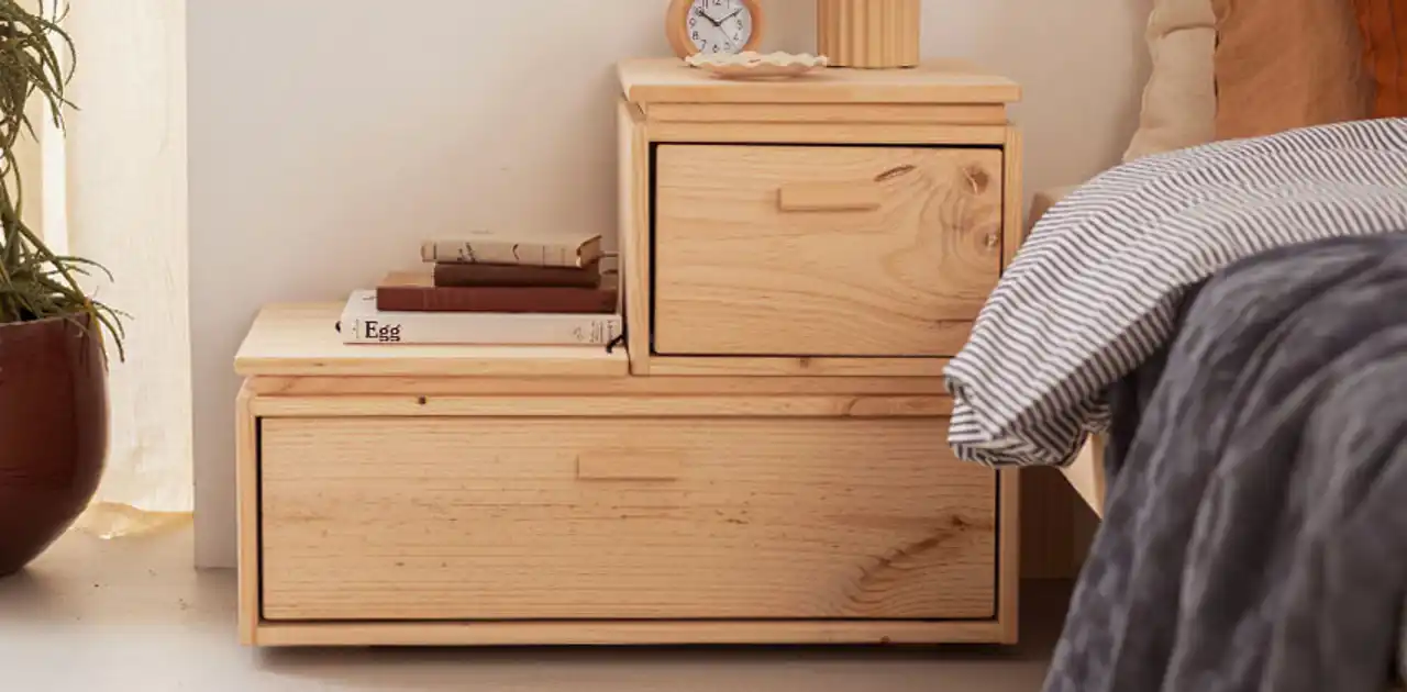 Tu dormitorio necesita esta mesita de noche en escalera de Muebles Lufe