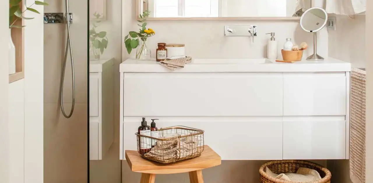 Baños pequeños y modernos: 7 ideas prácticas que aprovechan el espacio ...