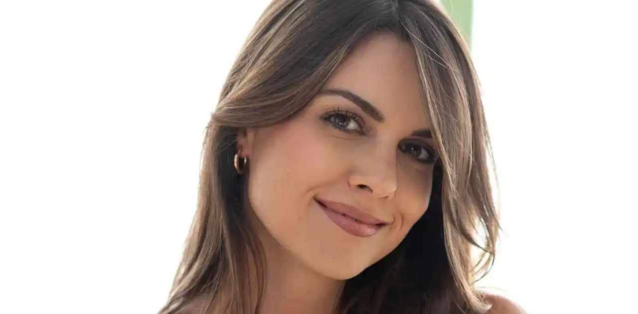 Nunca imaginarás con qué producto limpia a fondo el baño la influencer ...