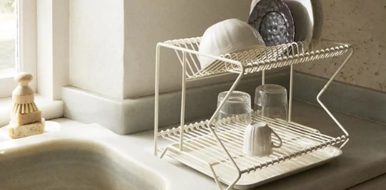 No he vuelto a usar el lavavajillas desde que tengo este escurreplatos de Zara Home: es elegante ...