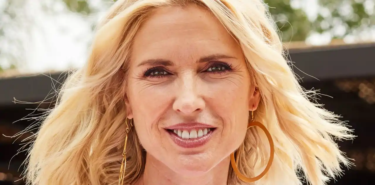 Así es el elegante salón de Judit Mascó (55 años): con un sofá blanco ...