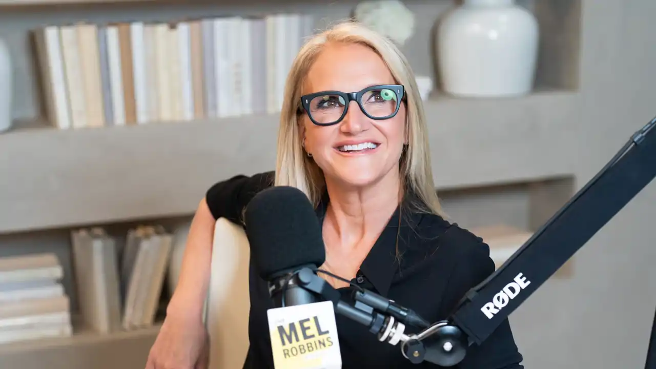 Mel Robbins, coach: “No duermas con el móvil en la mesita de noche si ...