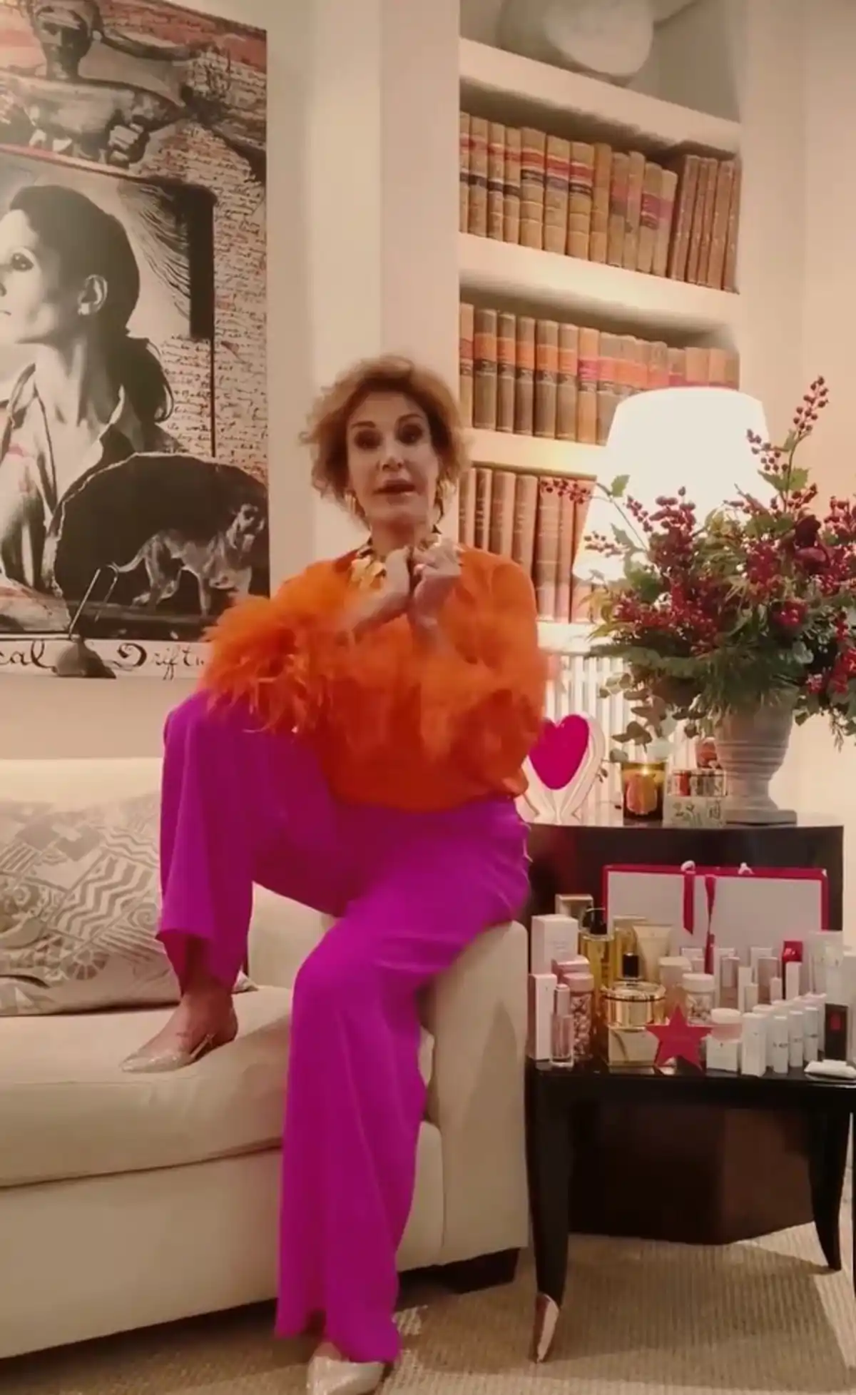 Así es el impresionante salón de Naty Abascal (82 años): con un sofá de ...