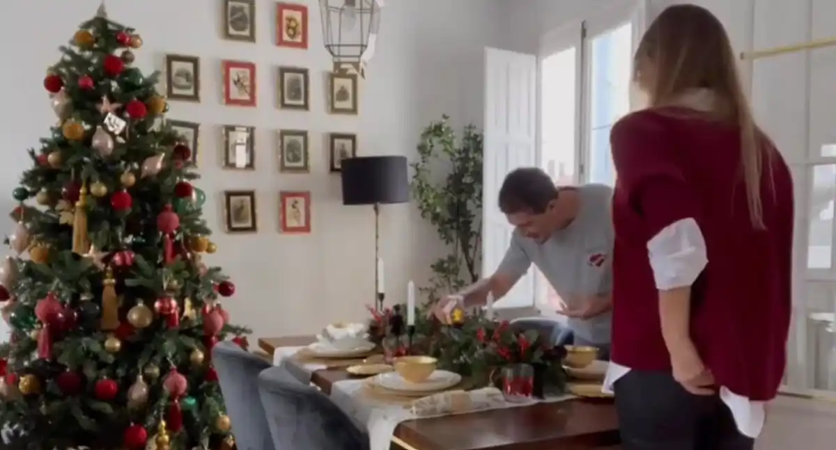 Entramos en el moderno comedor de Antonio Banderas en Málaga: pintado de blanco, con una mesa ...