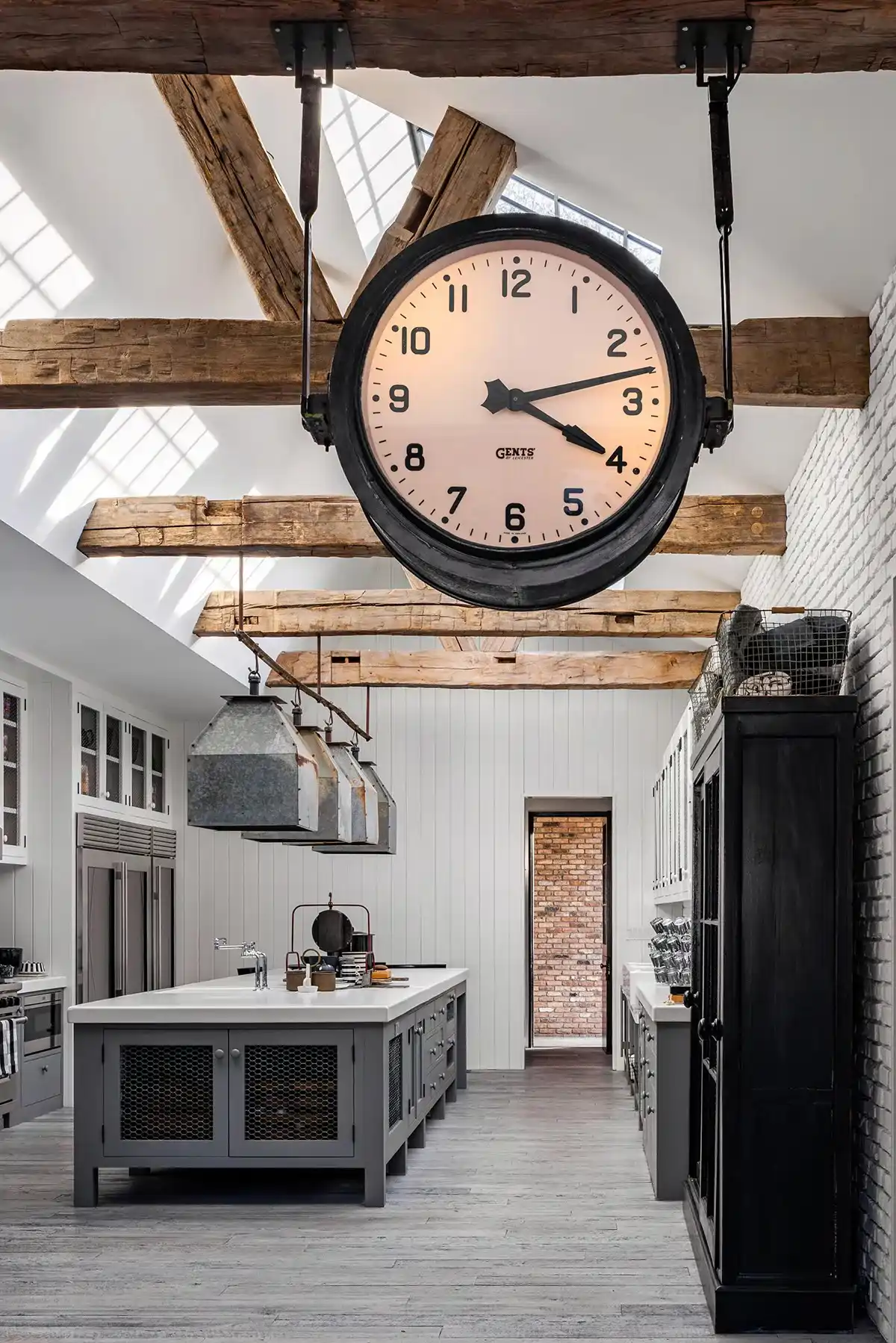 Entramos en la cocina rústica de Diane Keaton: con una súper isla, toques industriales y paredes ...