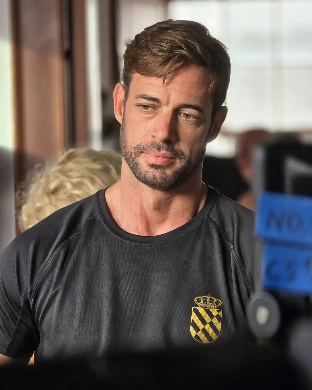 El espectacular salón de William Levy (45 años): con techos altos ...