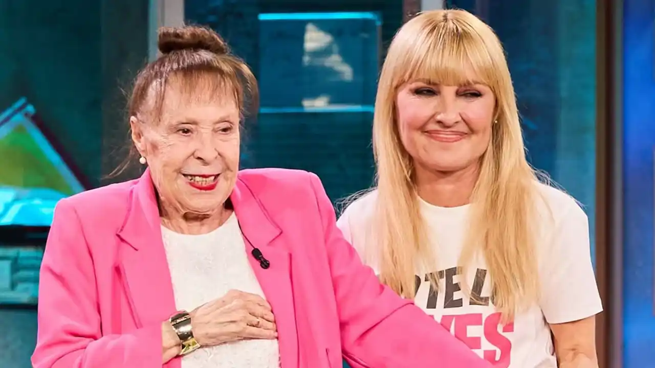 El clásico salón de Gemma Cuervo (91 años): con muebles de madera, un ...