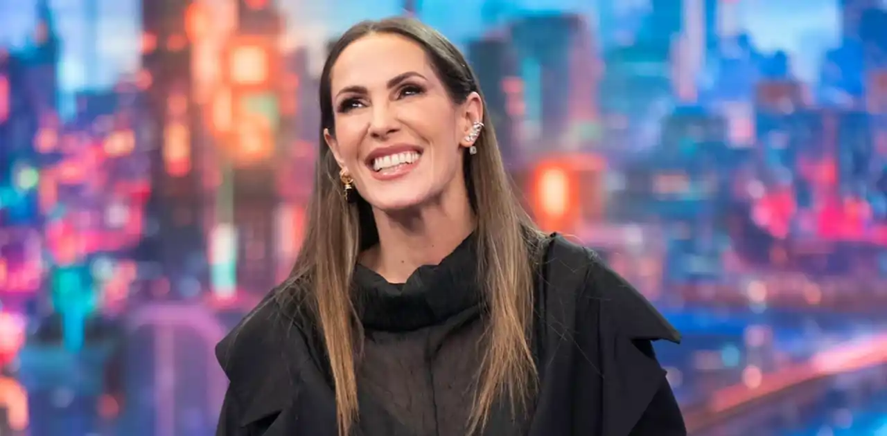 El acogedor salón de Malú: con sofá de color ocre, pared con papel ...