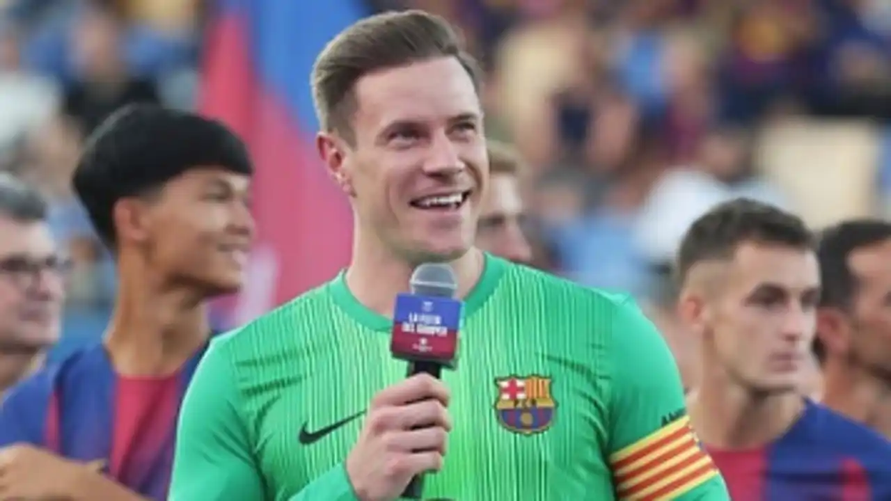 La moderna cocina Marc-André Ter Stegen: amplia, con estanterías a medida y una gran isla central