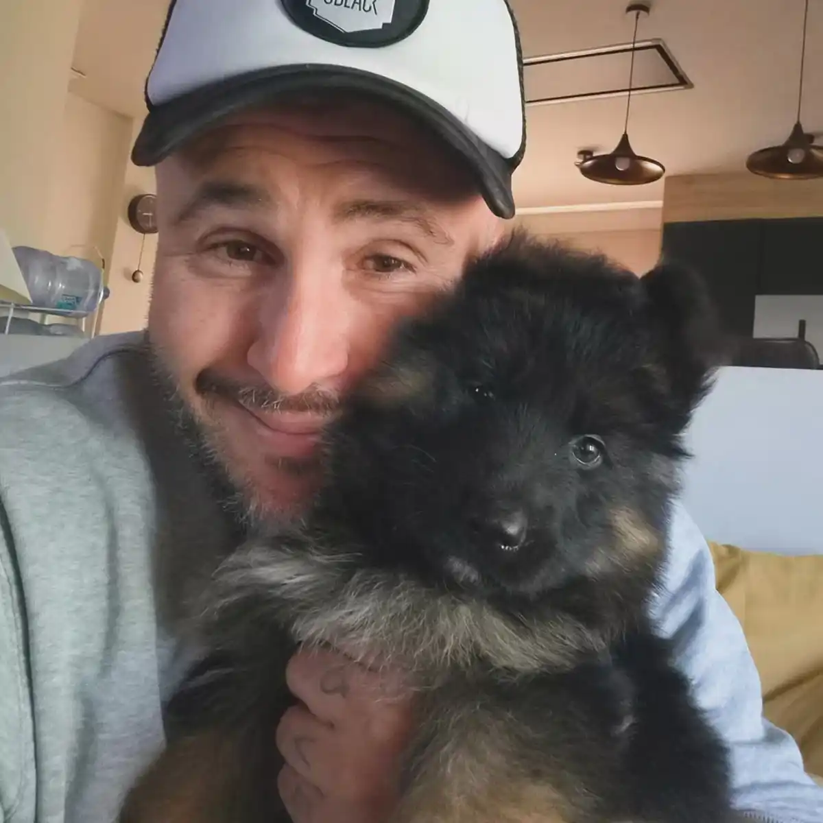 Así es el nuevo salón de Kiko Rivera: con paredes neutras, un gran sofá ...