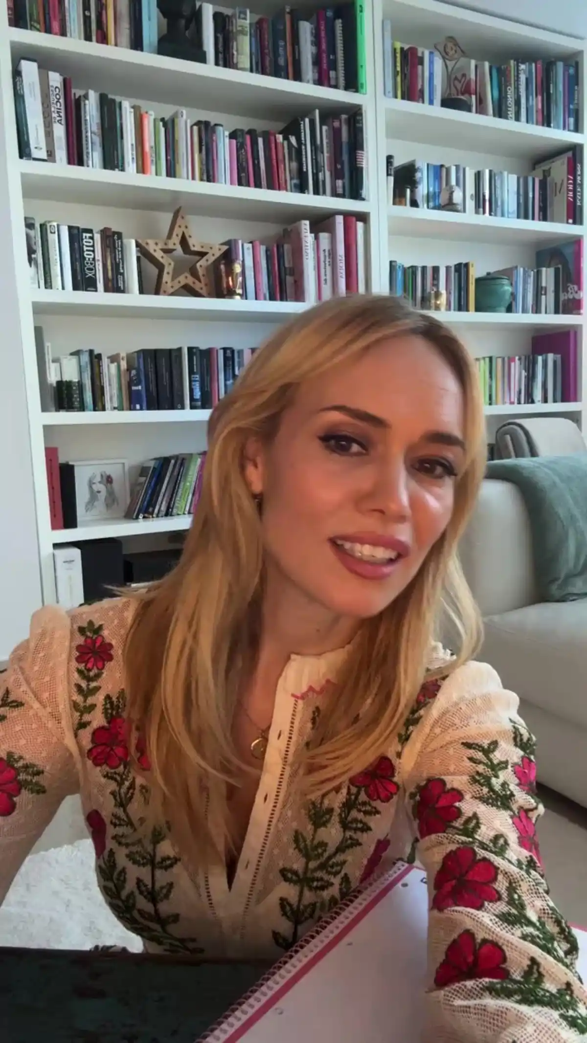 Nos colamos en el moderno salón de Patricia Conde: decorado en blanco ...